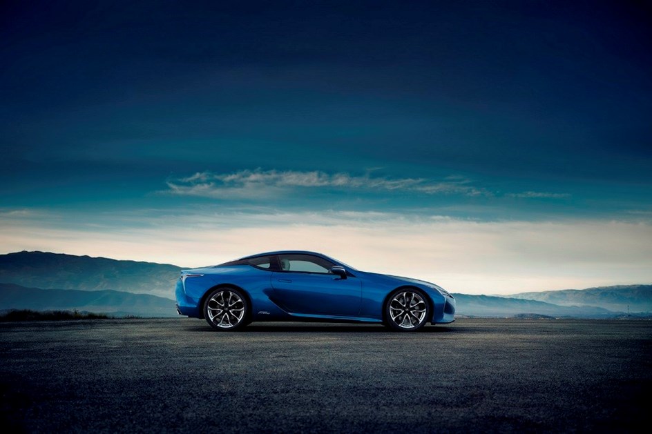 Lexus demorou 15 anos a desenvolver este tom de azul - Actualidade ...