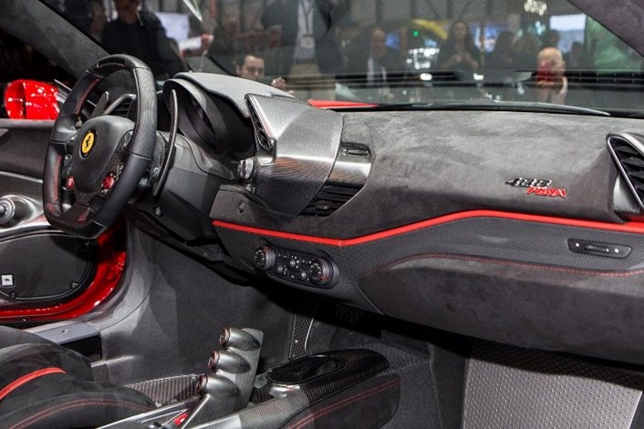 Não há Alcantara que chegue para forrar tanto carro!