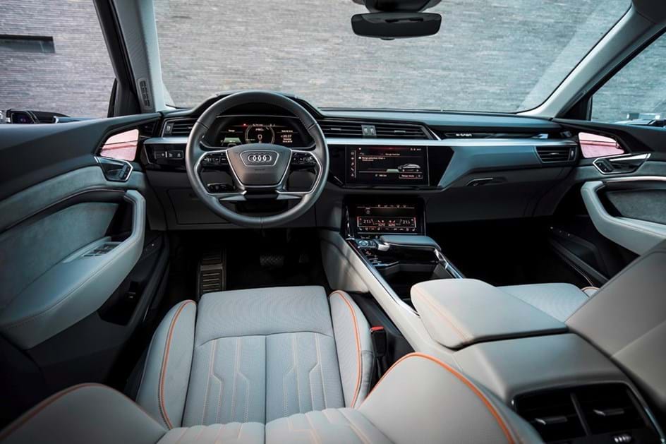 Primeiro Audi eléctrico terá interior com 5 ecrãs a cores ...