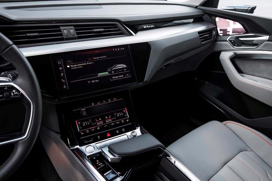 Primeiro Audi eléctrico terá interior com 5 ecrãs a cores ...