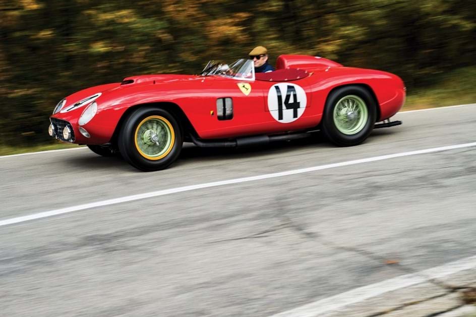 Um dos quatro Ferrari 290 MM foi vendido por quase 20 milhões de euros ...