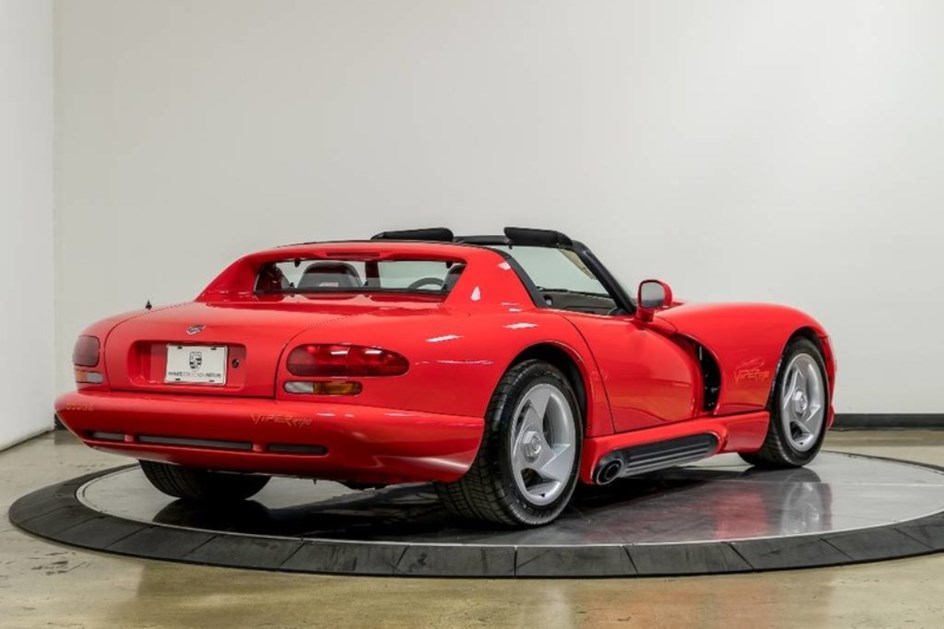 Dodge Viper que esteve guardado durante 27 anos está à venda ...