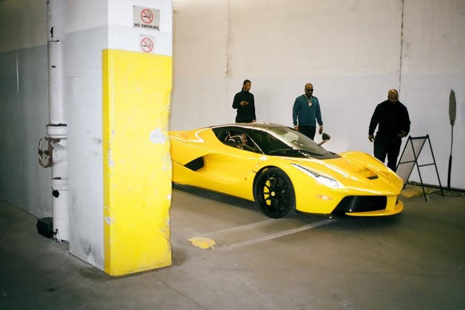 Drake tem Ferrari LaFerrari voador nos seus concertos - Actualidade ...