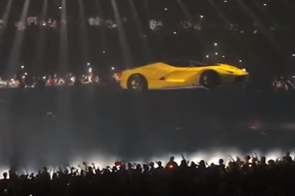 Drake tem Ferrari LaFerrari voador nos seus concertos - Actualidade ...