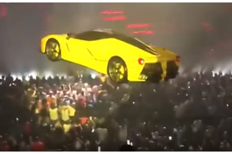 Drake tem Ferrari LaFerrari voador nos seus concertos - Actualidade ...