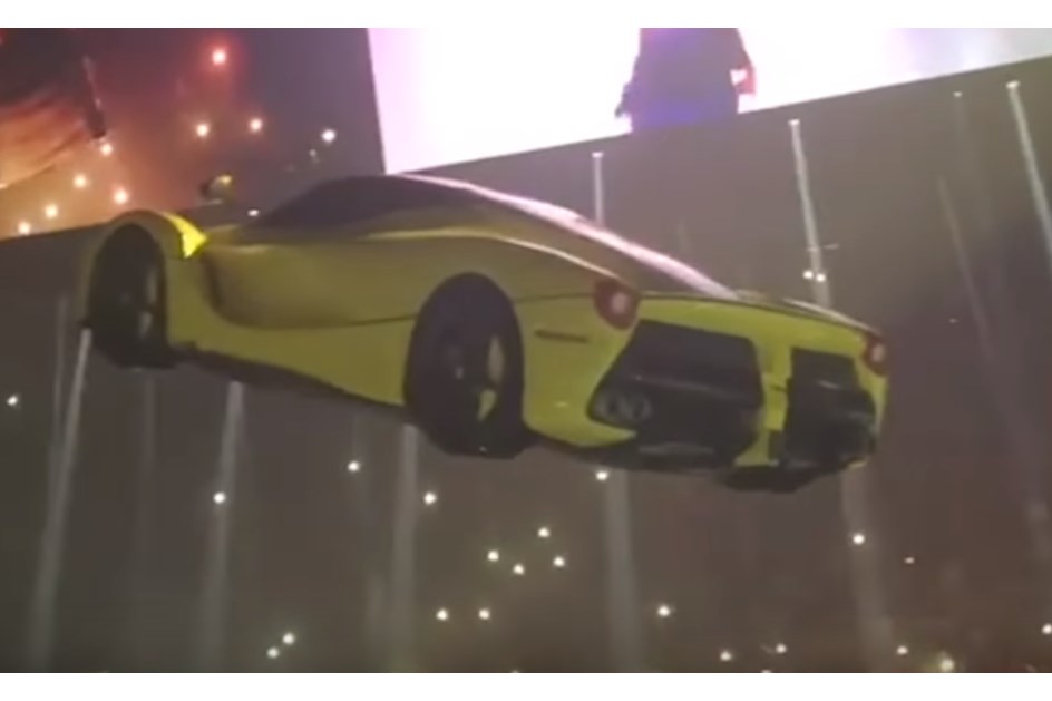 Drake tem Ferrari LaFerrari voador nos seus concertos - Actualidade ...