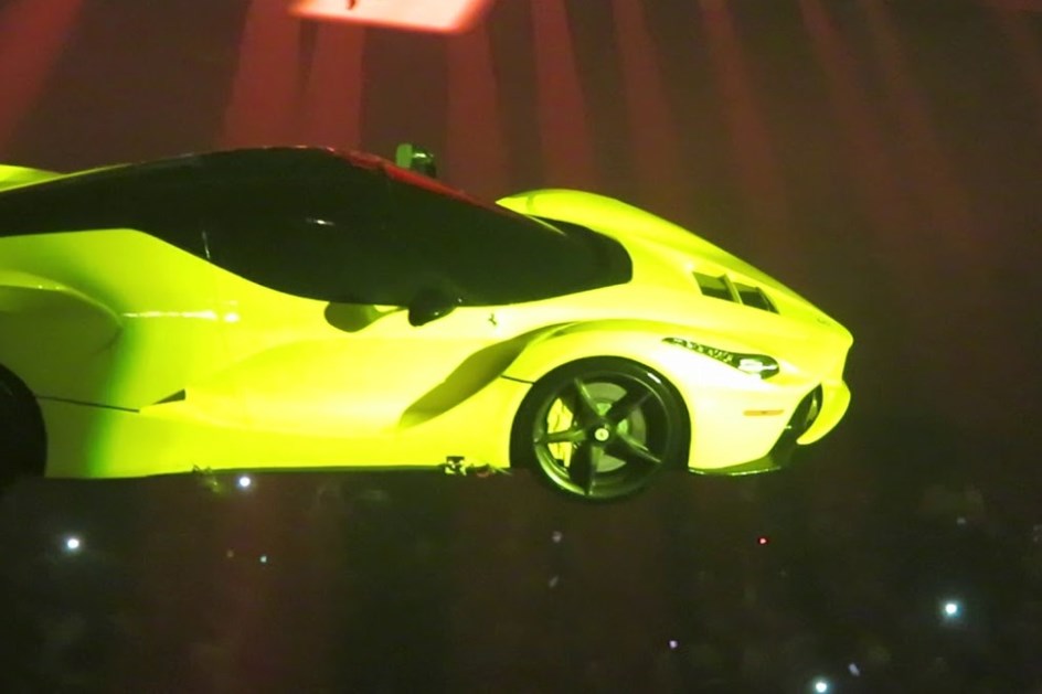 Drake tem Ferrari LaFerrari voador nos seus concertos - Actualidade ...