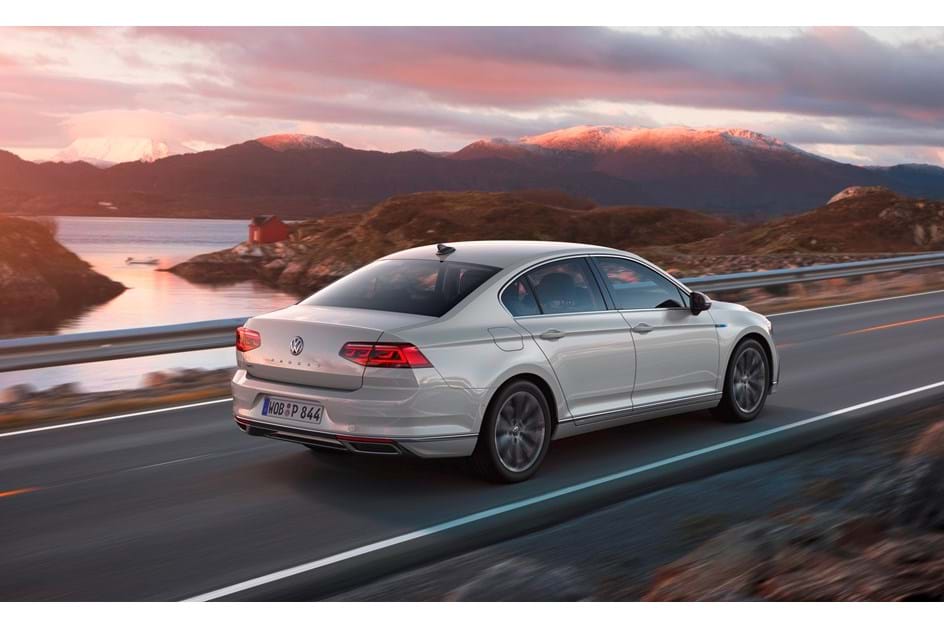 Novo VW Passat GTE em Setembro: mais verde e com maior autonomia - Tome ...