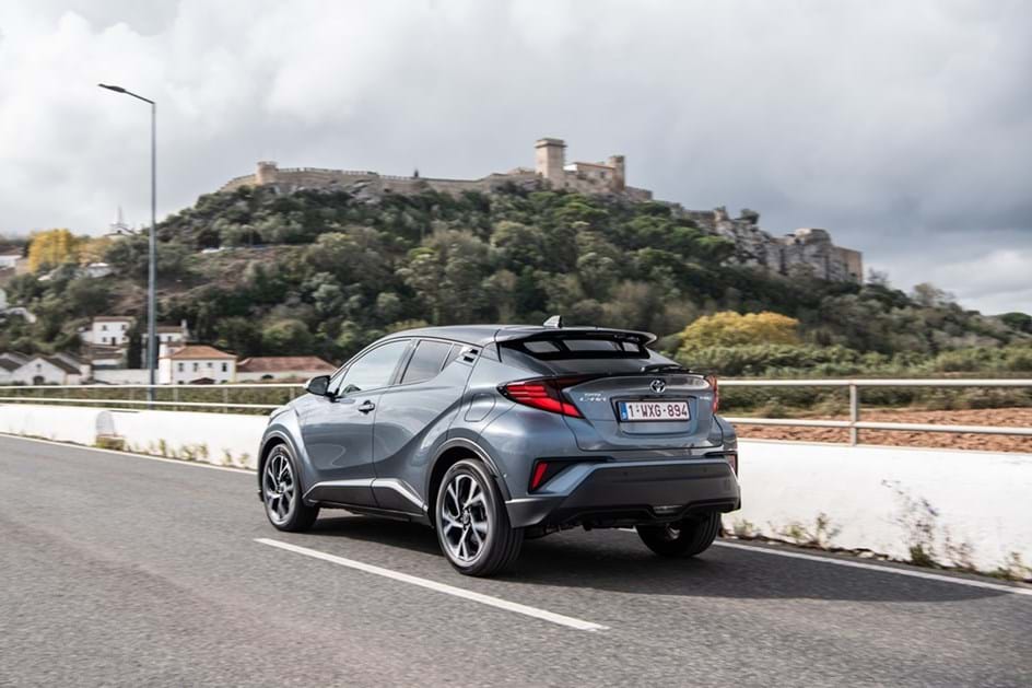 Guiámos o novo Toyota C-HR: look renovado e sistema híbrido de 184 cv - Ensaio - Aquela Máquina