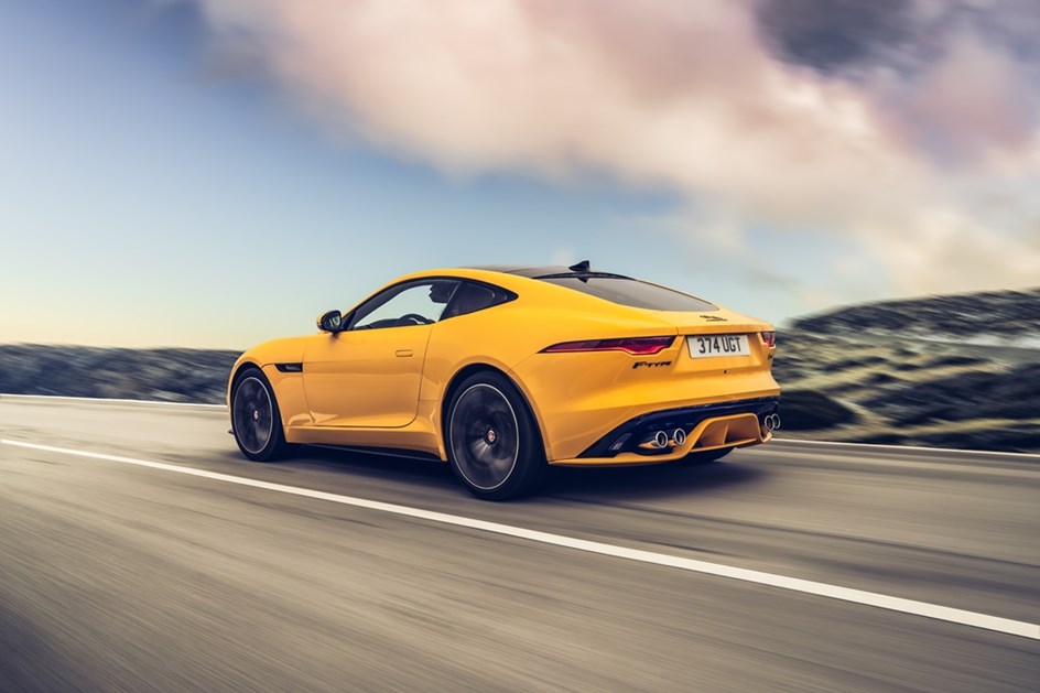 Ao volante do Jaguar F-Type R de 575 cv: "hooligan" em fato de gala ...
