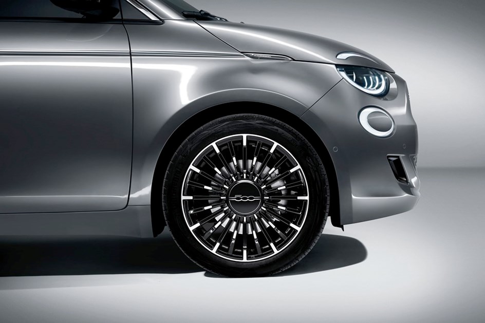 Novo Fiat 500 eléctrico revelado: fotos e vídeos oficiais com Leonardo ...