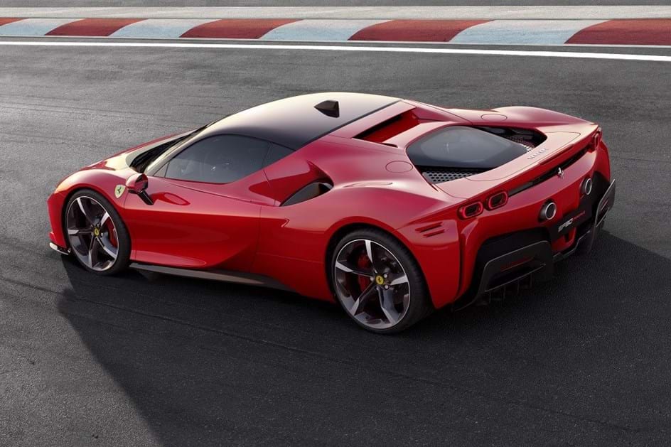 Charles Leclerc: Ferrari SF90 Stradale à solta nas ruas do Mónaco ...