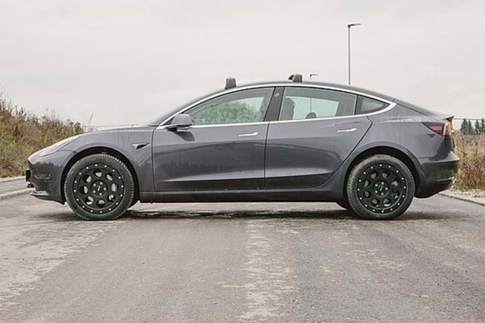 Tesla Model 3 virou SUV capaz de andar por “maus caminhos ...