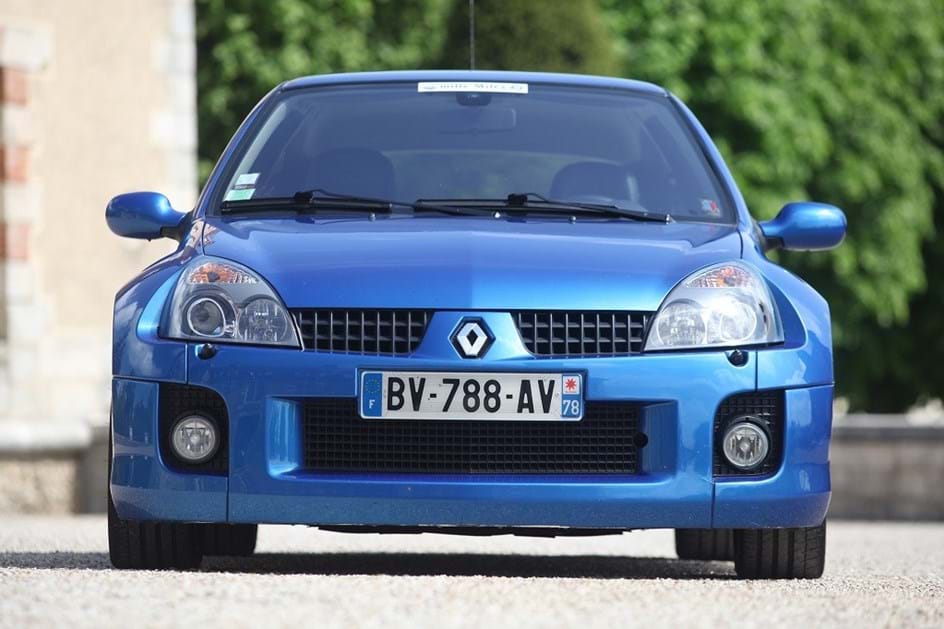 Renault Clio V6 fez 20 anos e continua a ser um ícone da estrada ...