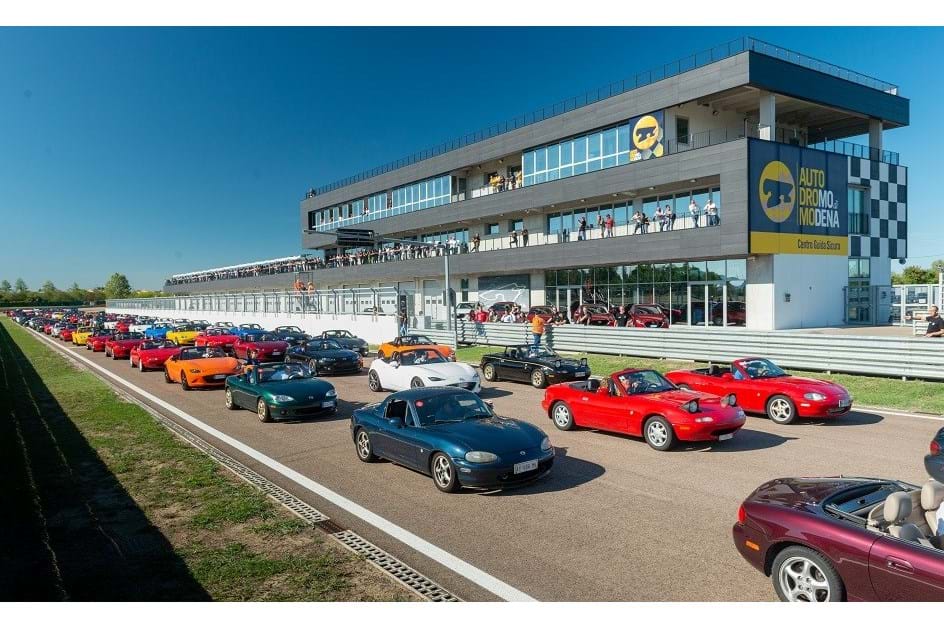 Recorde mundial: 707 Mazda MX-5 aceleraram em Modena - Tome Nota ...