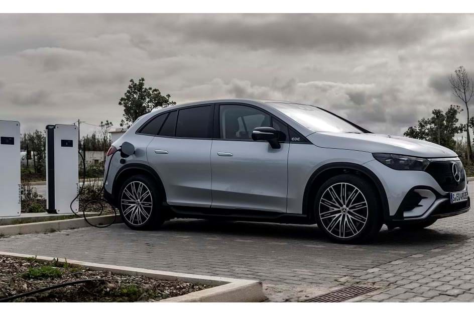 Luxuoso, tecnológico e polivalente: já guiámos o Mercedes EQE SUV - Ensaio - Aquela Máquina