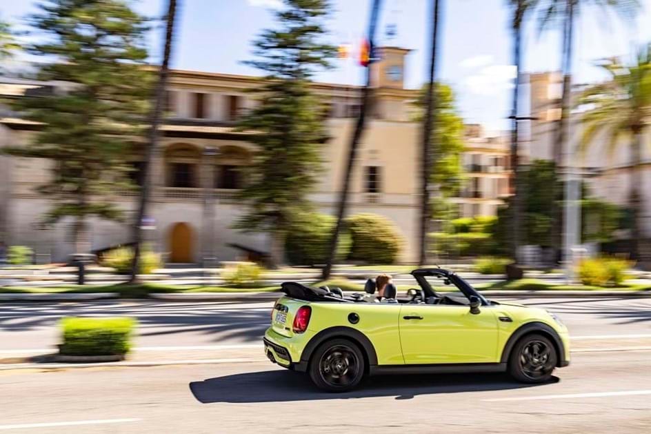 O Verão está a chegar: Mini Cooper S Cabrio ainda mais apetecível ...
