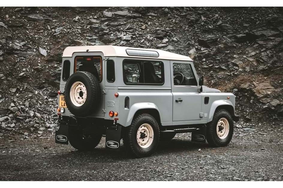 Regresso ao passado: Land Rover lança Classic Defender Works V8 Islay ...