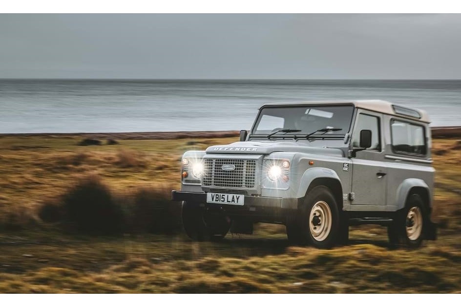Regresso ao passado: Land Rover lança Classic Defender Works V8 Islay ...