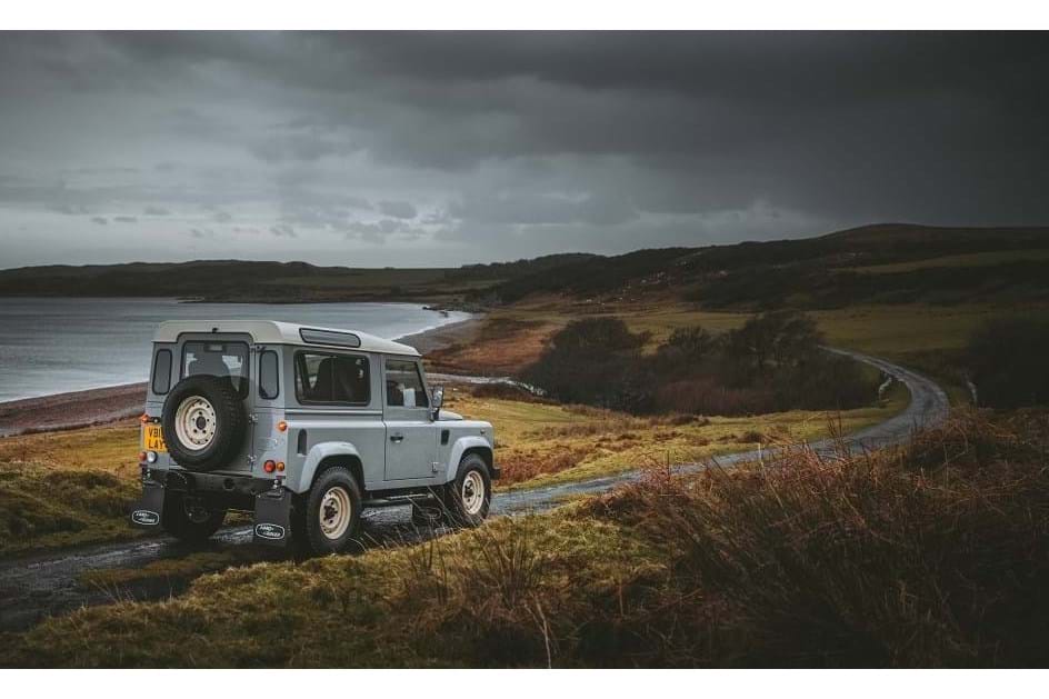Regresso ao passado: Land Rover lança Classic Defender Works V8 Islay ...
