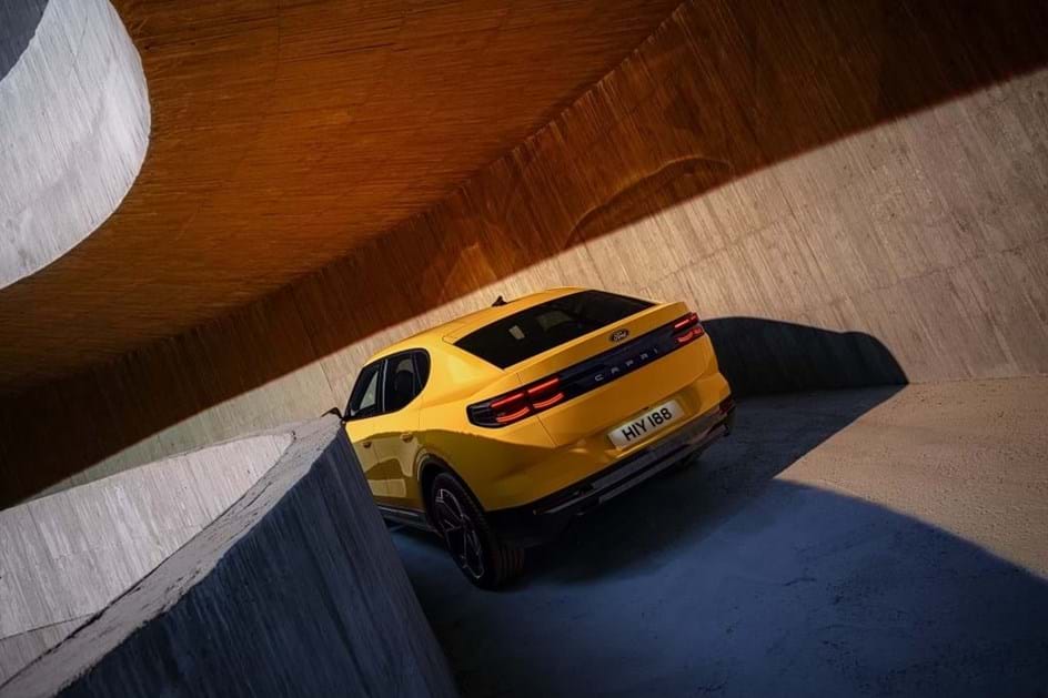 Regresso dum ícone: Eric Cantona ''estreia'' novo Ford Capri - Novos ...