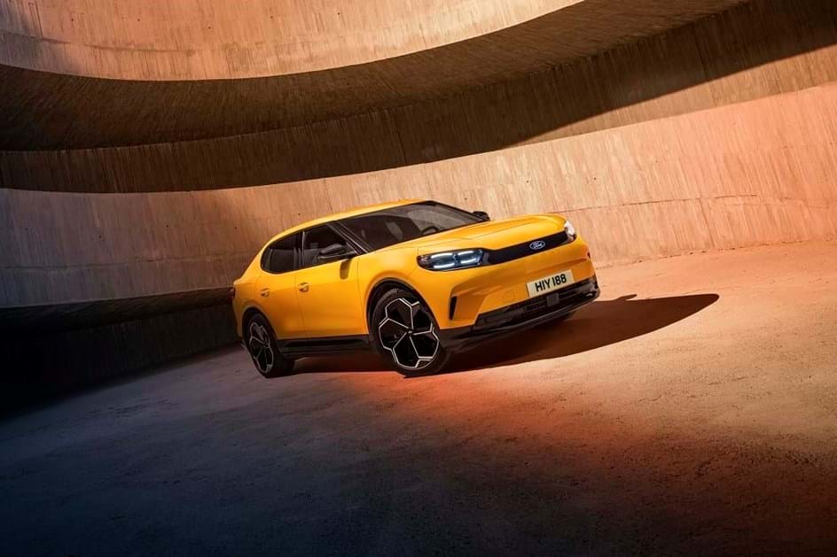 Regresso dum ícone: Eric Cantona ''estreia'' novo Ford Capri - Novos ...