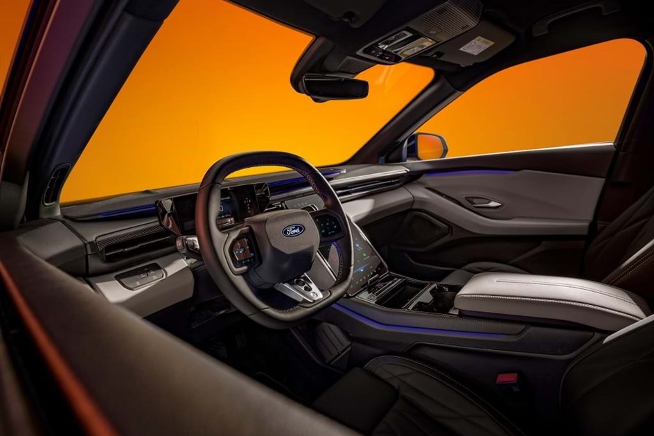 Regresso dum ícone: Eric Cantona ''estreia'' novo Ford Capri - Novos ...